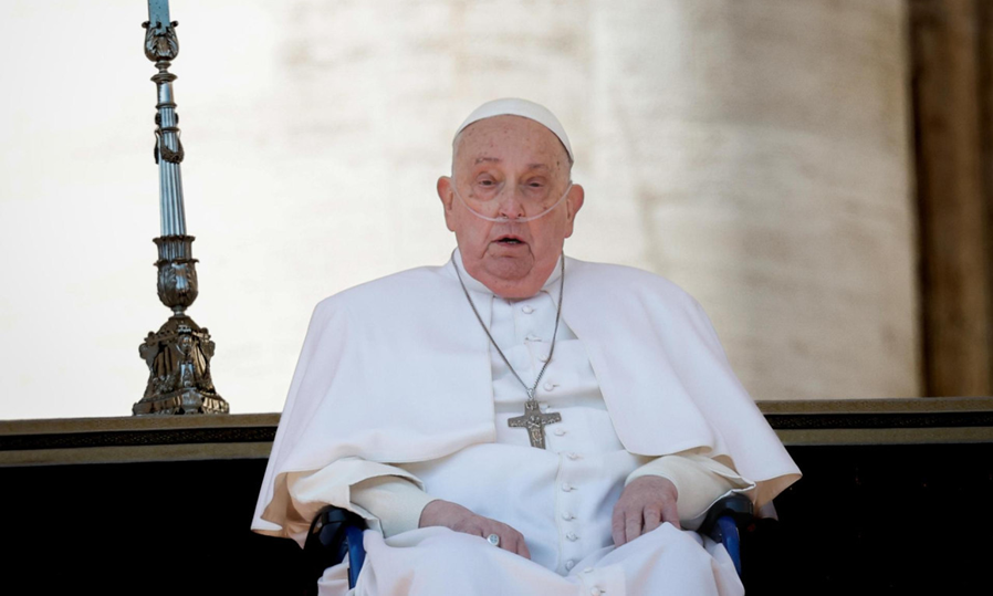 El papa Francisco reapareció ante los fieles en la plaza de San Pedro durante su convalecencia ...